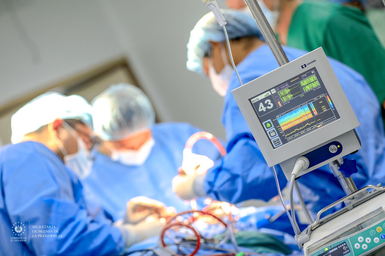 “Es un día histórico”, dicen médicos del ISSS tras realizar primera ...